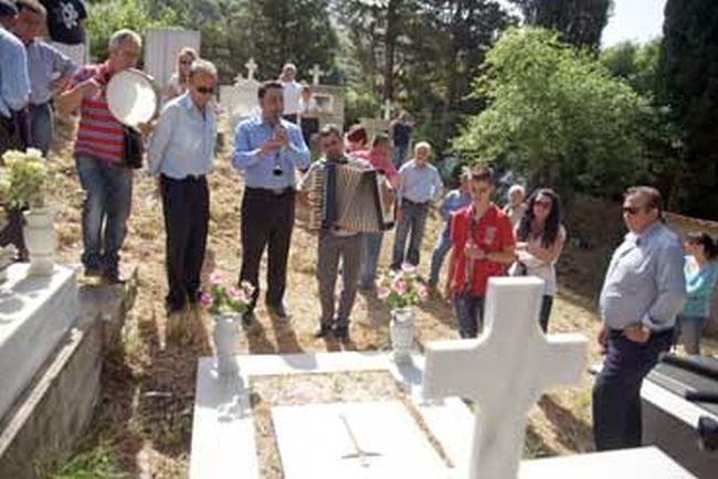 ΤΟ ΑΓΑΠΗΜΕΝΟ ΤΡΑΓΟΥΔΙ ΤΟΥ ΝΕΚΡΟΥ ΣΤΟΝ ΤΑΦΟ ΤΟΥ | Apodytiriakias.gr