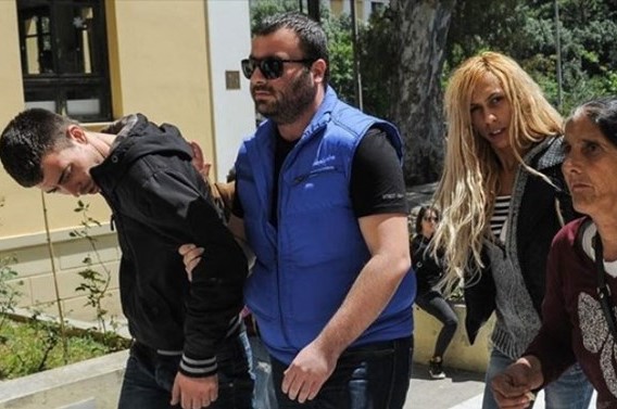 ΣΚΟΤΩΣΕ ΚΑΙ ΜΕΤΑ... ΤΕΜΑΧΙΣΕ ΤΗΝ ΤΕΤΡΑΧΡΟΝΗ ΚΟΡΗ ΤΟΥ | Apodytiriakias.gr
