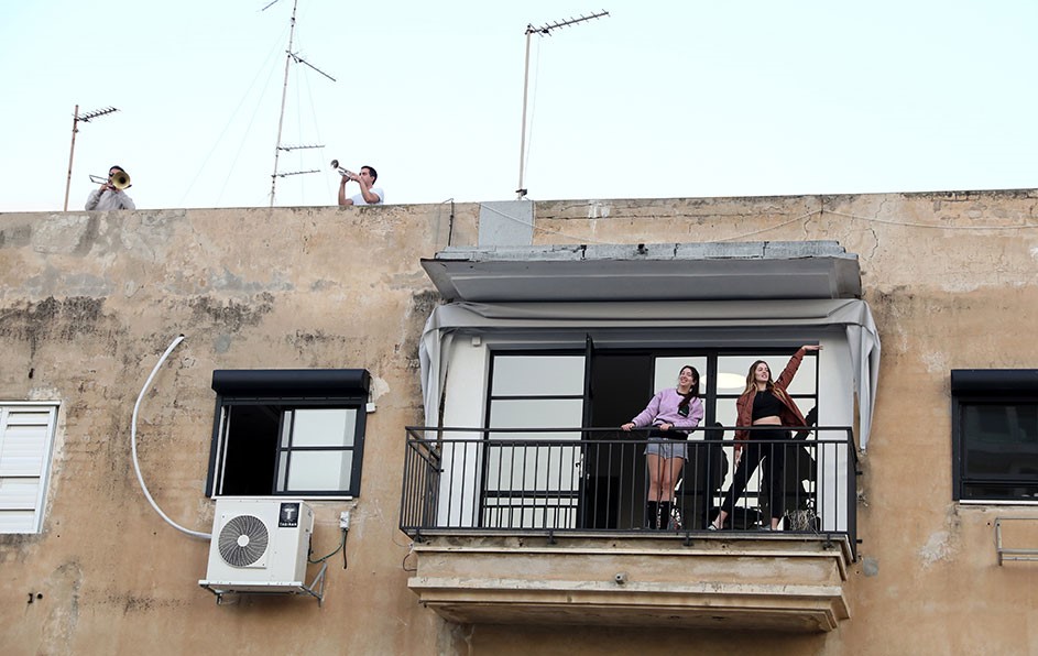 ΔΕΝ ΕΠΙΑΣΕ ΤΟ ''ΠΕΤΑΞΤΕ ΤΙΣ ΤΗΛΕΟΡΑΣΕΙΣ ΑΠ' ΤΑ ΜΠΑΛΚΟΝΙΑ ...
