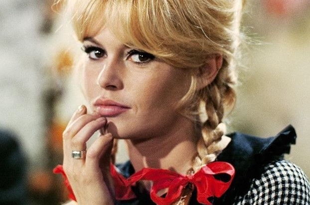ΑΥΤΗ ΕΊΝΑΙ Η ΠΡΩΤΗ ΓΥΝΑΙΚΑ ΤΟΥ ΠΛΑΝΗΤΗ, ΜΑΚΡΑΝ... | Apodytiriakias.gr
