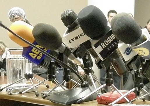 ΔΙΑΠΛΕΚΟΜΕΝΟΙ ΕΙΝΑΙ ΚΑΙ ΟΙ ΔΗΜΟΣΙΟΓΡΑΦΟΙ | Apodytiriakias.gr
