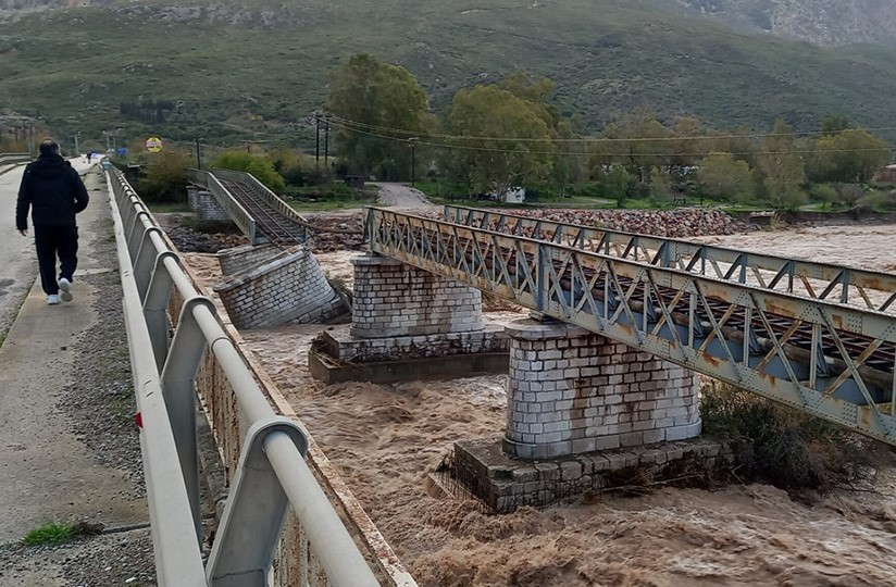 ΤΙ ΚΟΙΤΑΣ, ΡΕ, ΕΣΥ ΕΠΑΝΩ ΣΤΗ ΓΕΦΥΡΑ; | Apodytiriakias.gr