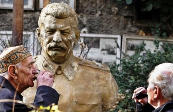 ΙΩΣΗΦ ΣΤΑΛΙΝ, Ο ΟΡΙΣΜΟΣ ΤΗΣ ΠΡΟΣΩΠΟΛΑΤΡΕΙΑΣ | Apodytiriakias.gr
