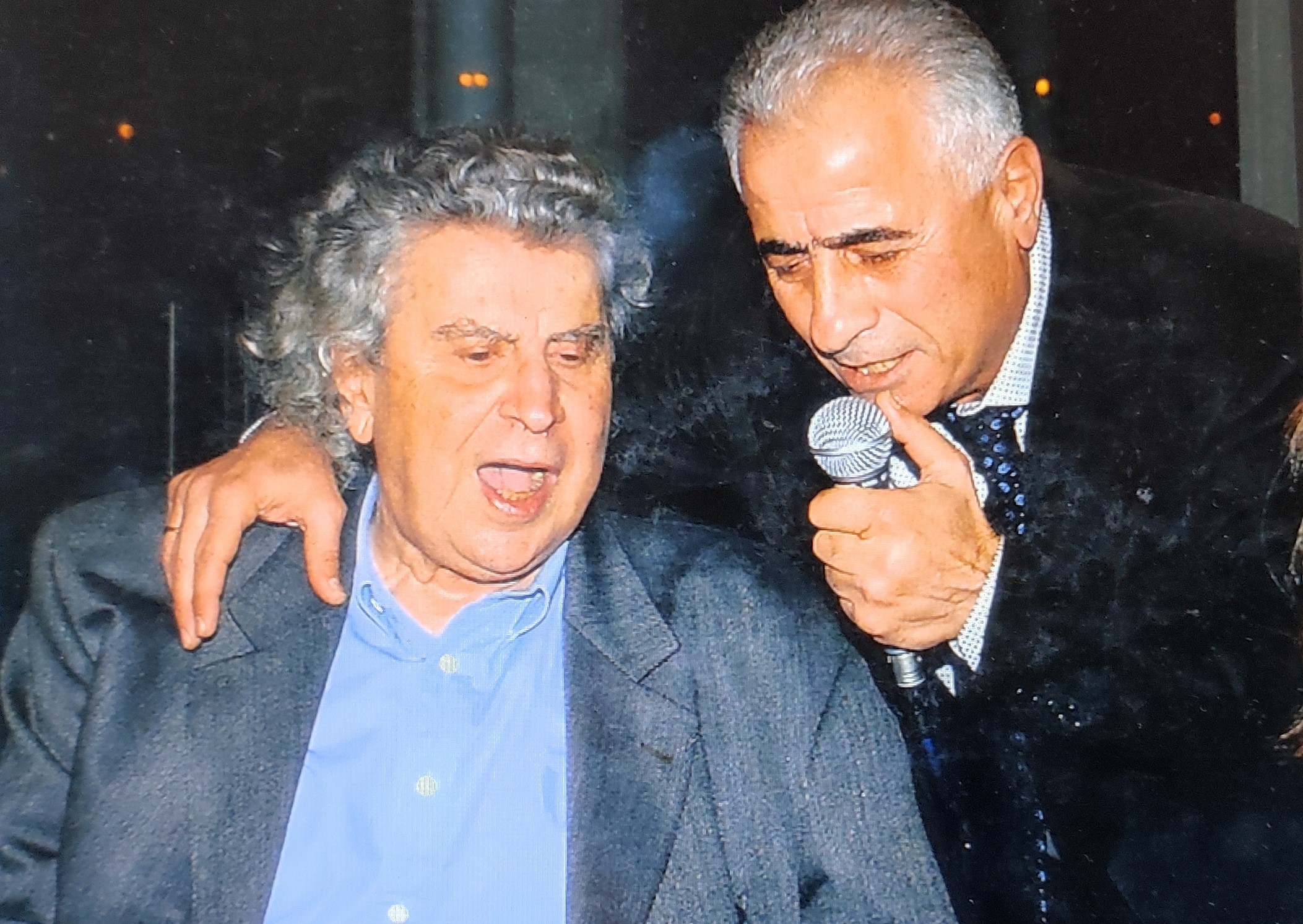 ΜΝΗΜΗ ΜΙΜΗ ΠΑΠΑΪΩΑΝΟΥ ΚΑΙ... ΤΡΑΓΟΥΔΙ ΜΕ ΤΟΝ ΜΙΚΗ!!! | Apodytiriakias.gr