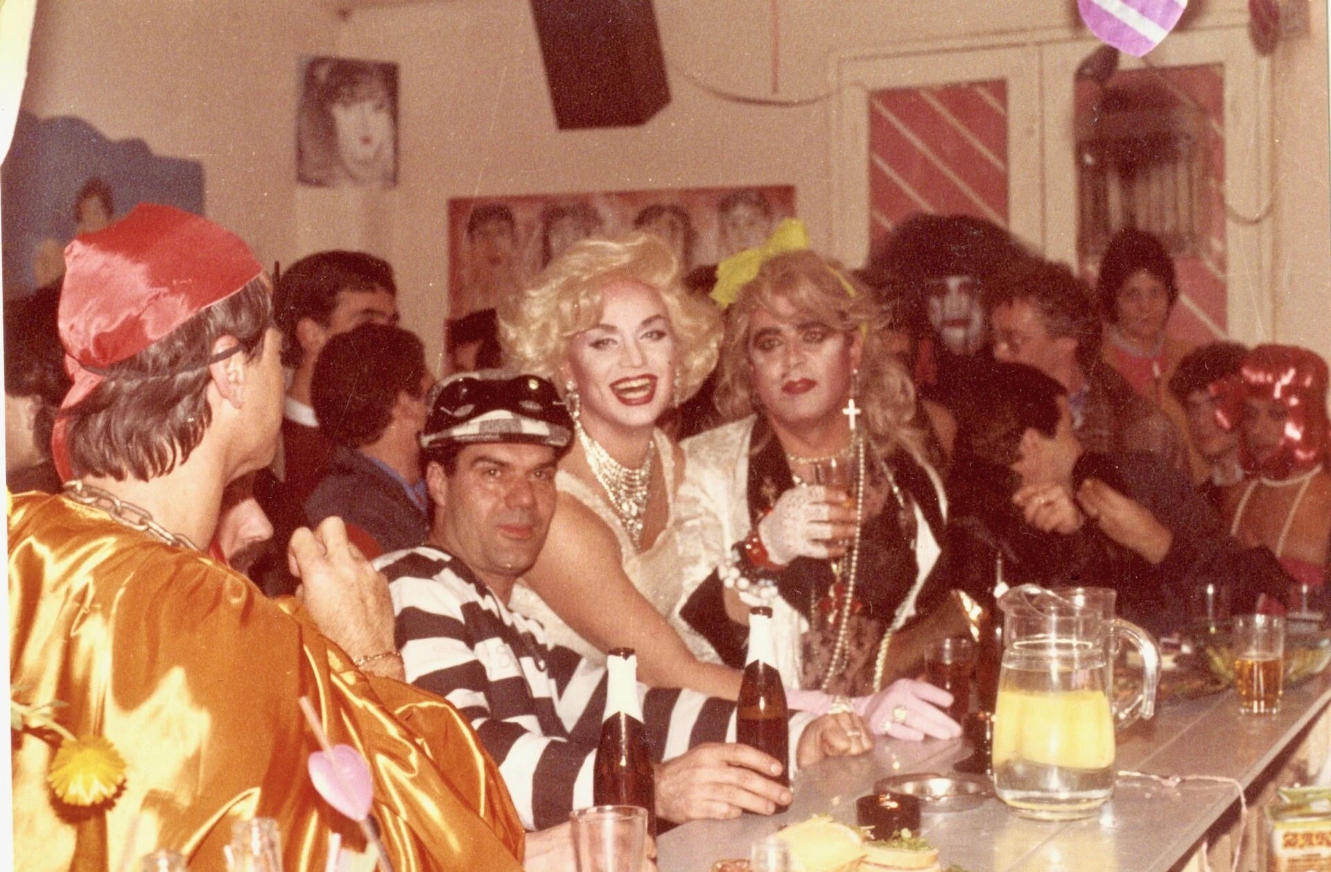 ΤΡΑΒΕΣΤΙ ΣΤΗΝ ΑΘΗΝΑ ΔΕΚΕΤΙΑ '60 | Apodytiriakias.gr