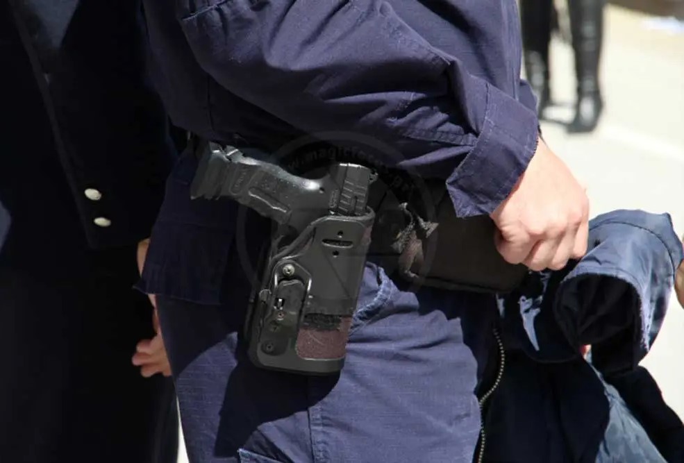 Ο ΕΛΛΗΝΑΣ ΑΣΤΥΝΟΜΙΚΟΣ ΞΕΧΝΑΕΙ ΟΤΙ ΚΡΑΤΑΕΙ... ΠΙΣΤΟΛΙ | Apodytiriakias.gr