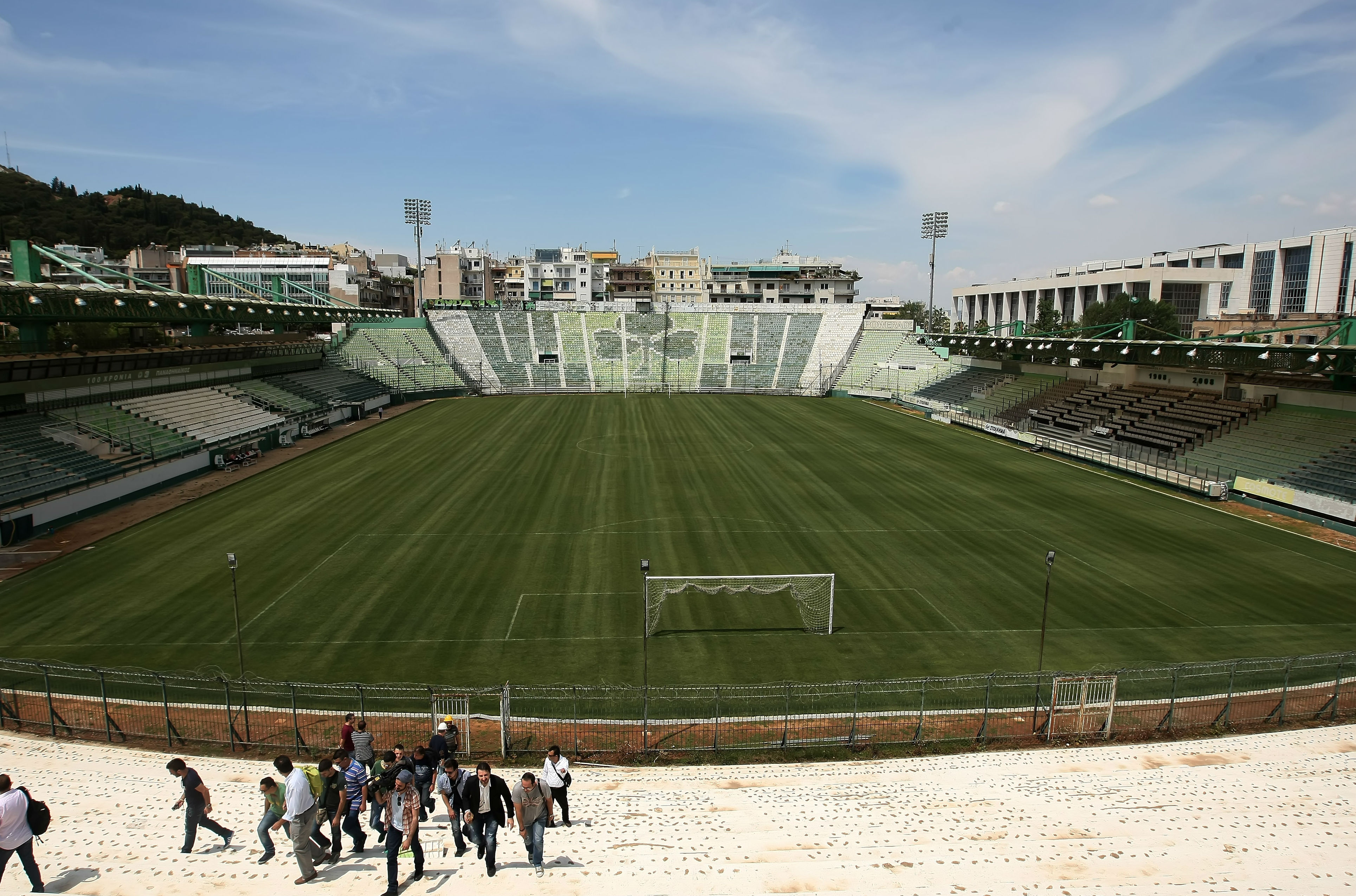ΠΕΤΑΜΕΝΑ ΕΚΑΤΟΜΜΥΡΙΑ ΣΤΟ ΓΗΠΕΔΟ ΛΕΙΨΑΝΟ ΤΗΣ ΛΕΩΦΟΡΟΥ | Apodytiriakias.gr