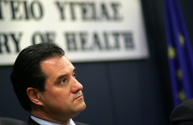 Ο ΑΔΩΝΙΣ ΜΑΣΑΕΙ ΤΑ ΛΟΓΙΑ ΤΟΥ ΓΙΑ ΤΟΥΣ ΚΑΠΝΙΣΤΕΣ | Apodytiriakias.gr