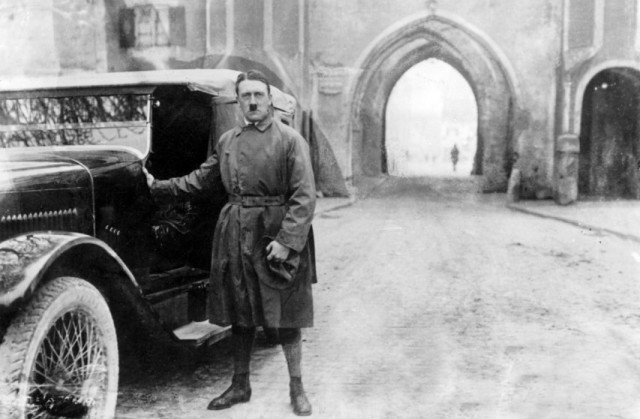 ΣΕ ΜΠΥΡΑΡΙΑ Ο ΧΙΤΛΕΡ ΕΚΑΝΕ ΤΟ ΖΕΣΤΑΜΑ | Apodytiriakias.gr