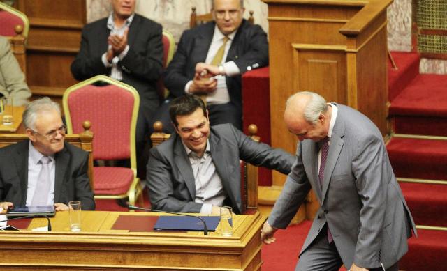 ΤΡΕΧΟΥΝ ΚΑΙ ΔΕΝ ΦΘΑΝΟΥΝ ΟΙ ΒΟΥΛΕΥΤΕΣ | Apodytiriakias.gr