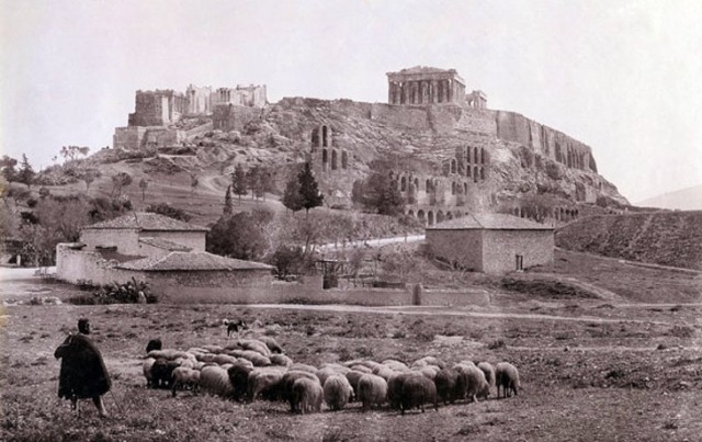 Η ΠΡΩΤΗ ΦΩΤΟΓΡΑΦΙΑ ΠΟΥ ΤΡΑΒΗΧΤΗΚΕ ΣΤΗΝ ΕΛΛΑΔΑ | Apodytiriakias.gr