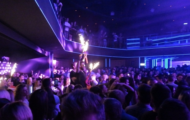 ΕΝΑ ΚΑΘΑΡΟΑΙΜΟ POP CLUB | Apodytiriakias.gr