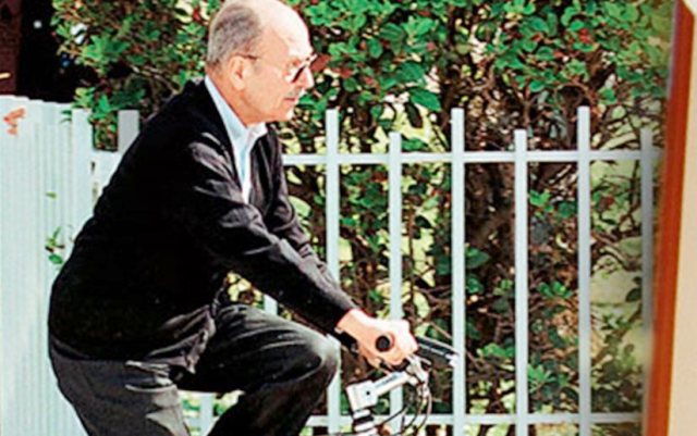 Ο ΠΡΟΕΔΡΟΣ ΜΕ ΤΟ ΠΟΔΗΛΑΤΟ | Apodytiriakias.gr