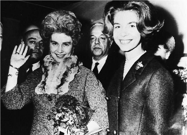 Η ΒΑΣΙΛΙΣΣΑ ΕΒΛΕΠΕ ΤΗΛΕΟΡΑΣΗ ΣΤΗΝ ΑΜΕΡΙΚΗ | Apodytiriakias.gr